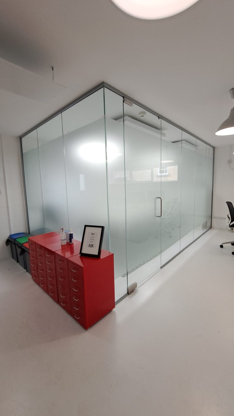 Glass privacy screens for meeting room - Eye on Display